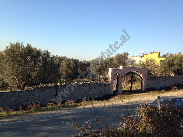 Toke per shitje ne afersi me fshatin Lunder ne Tirane