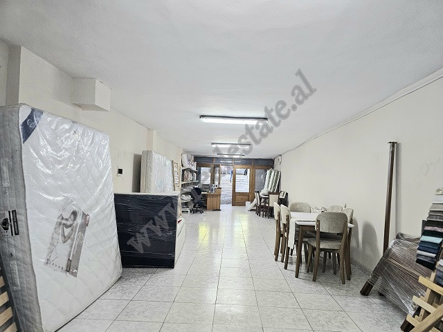 Dyqan per shitje ne zonen e Laprakes ne Tirane